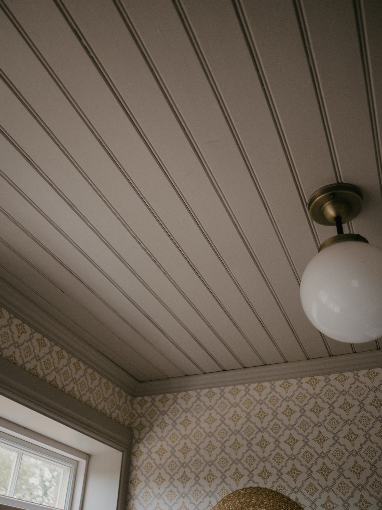 Pärlspont – stilrent och praktiskt val för både tak och vägg