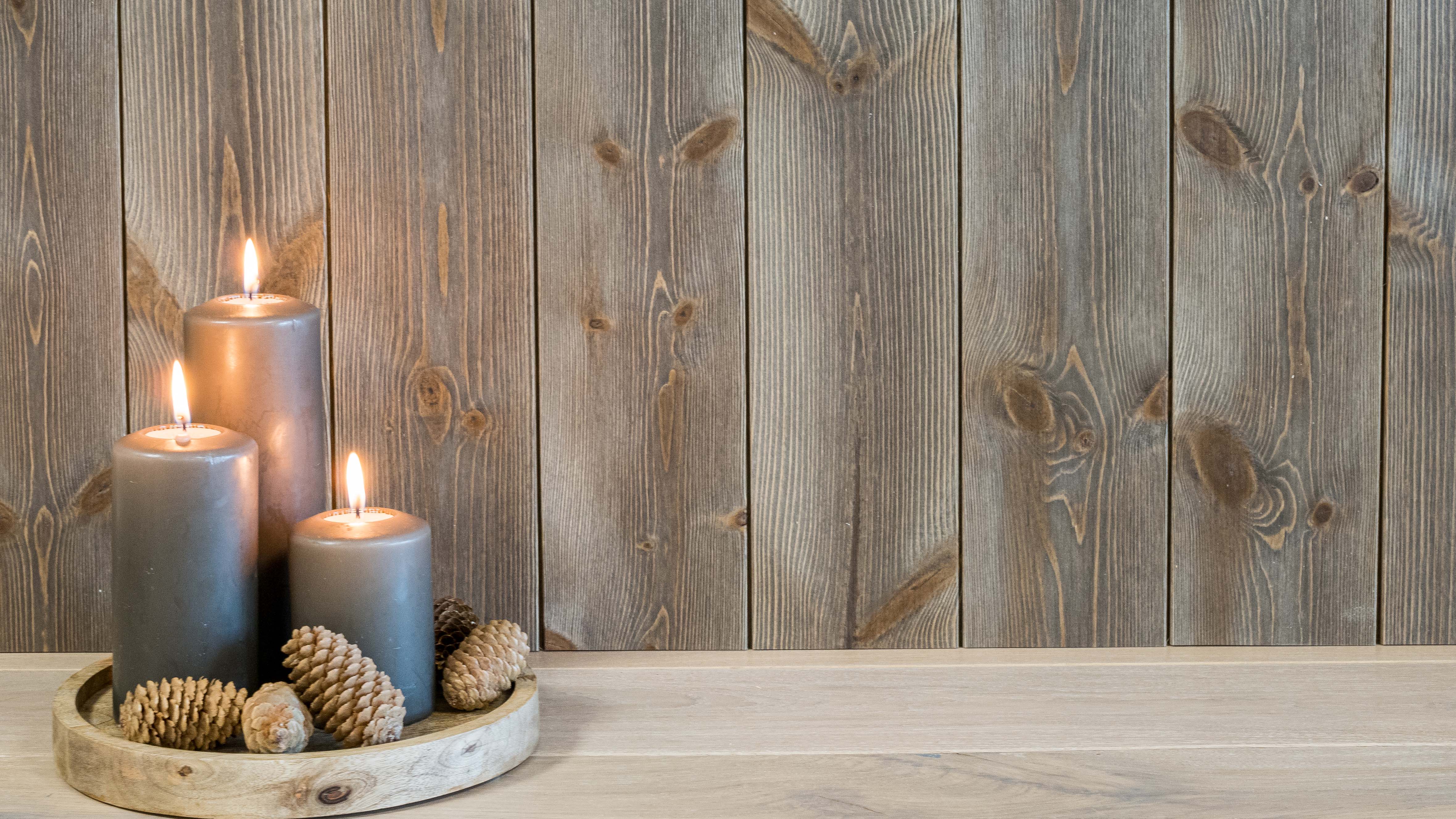 Beiset panel til vegg og tak